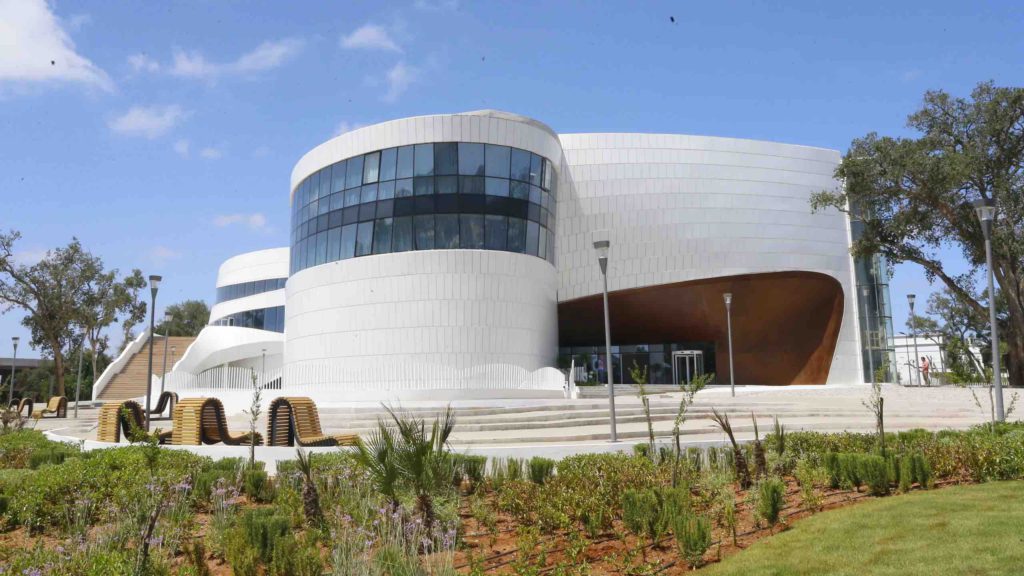 Patrice Motsepe félicite la FRMF pour son nouveau siège - LPJM